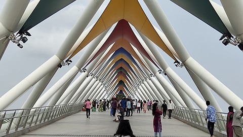 Peek into THIS modern pedestrian bridge in Ahmedabad, known for its kite-inspired design!